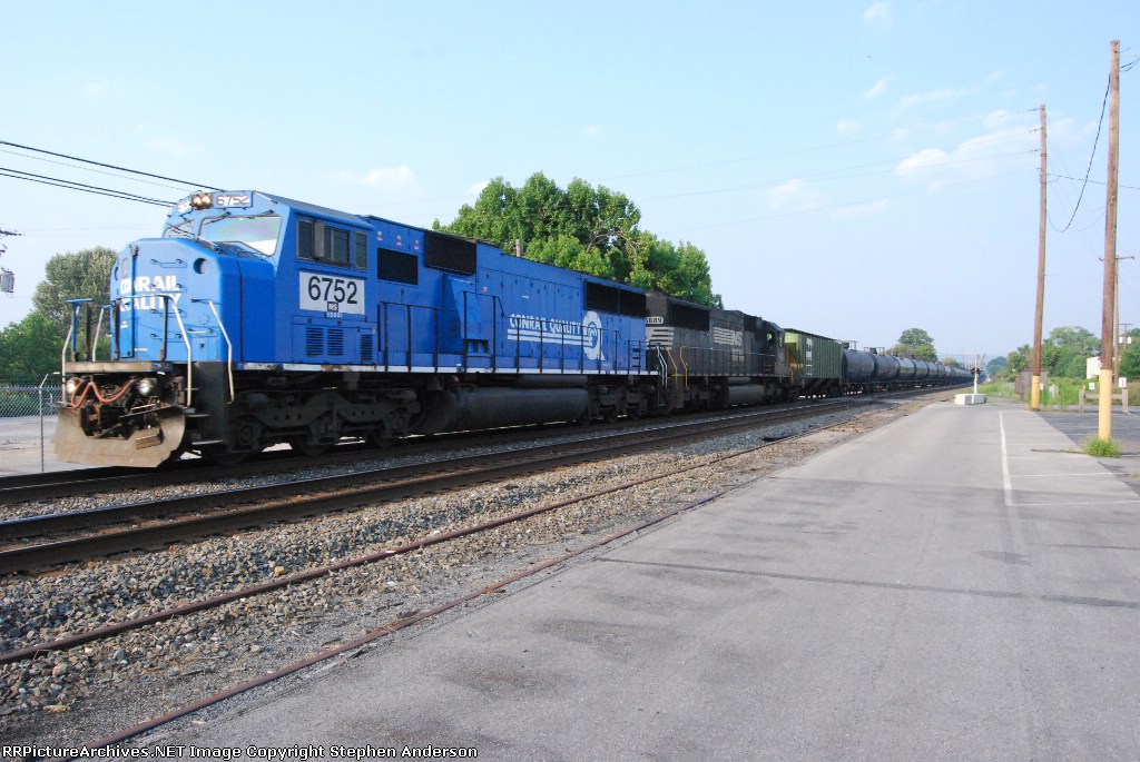 NS 6752 pulls a westbound Ethanol Train